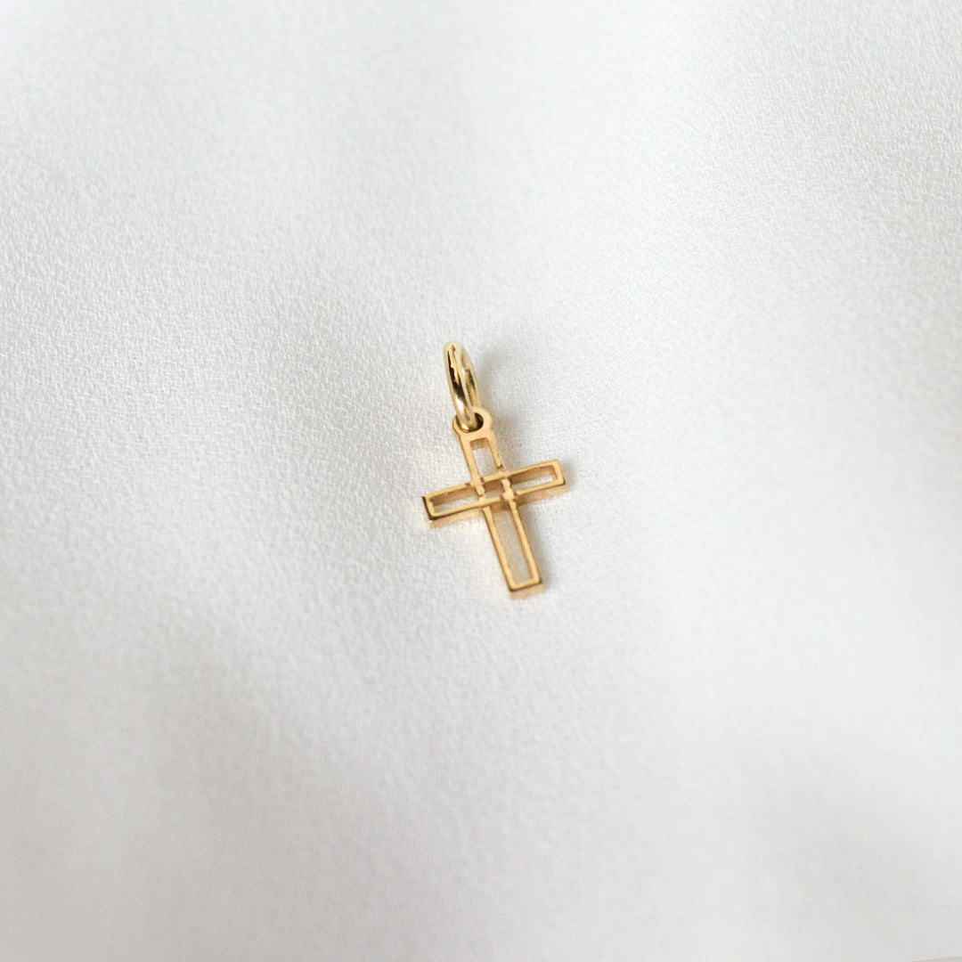 Minimal Cross – Rãy Designs Studio